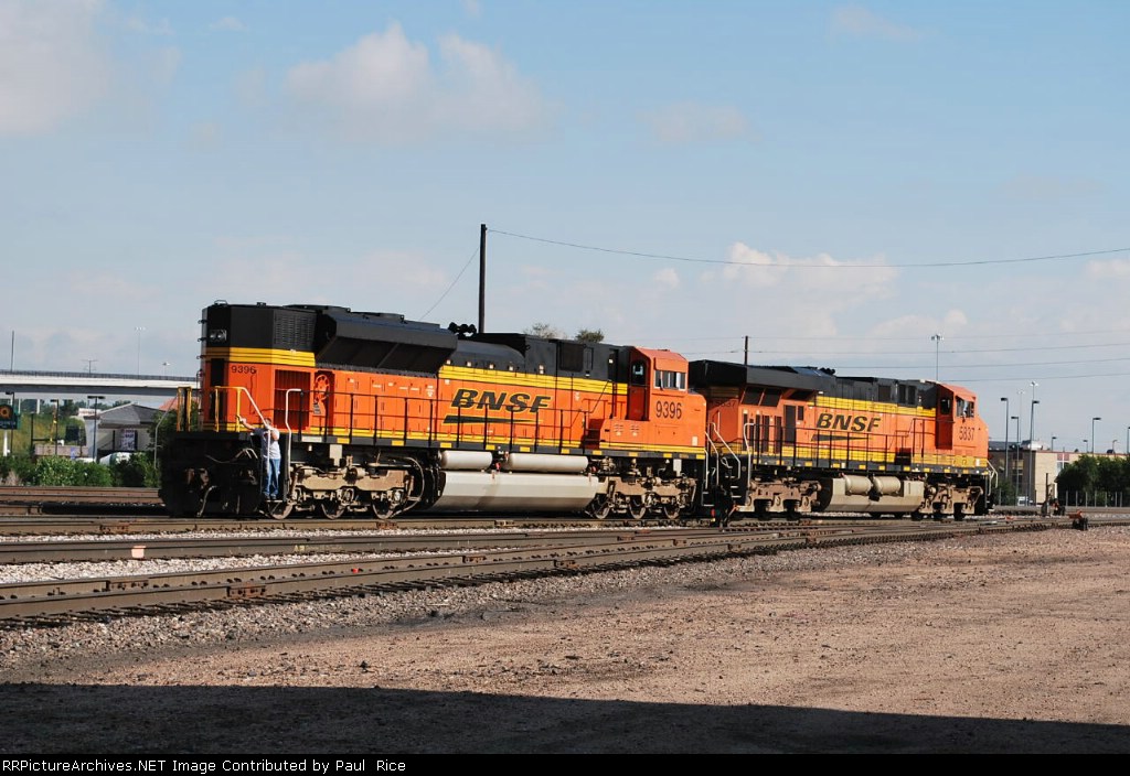 BNSF 5837 & BNSF 9396 Headed Into The Yard